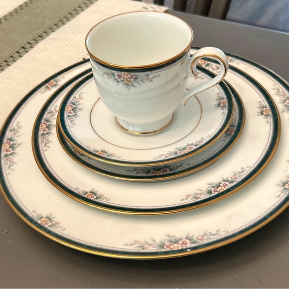 Noritake | Dining | Noritake Floral Dinnerware Set With Gold Trim ...